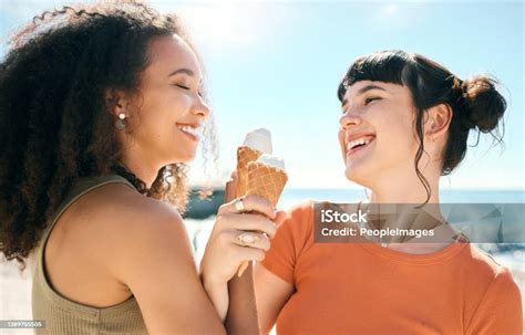 해변에서 아이스크림을 즐기는 두 명의 매력적인 젊은 여자 친구의 자른 샷 낮에 대한 스톡 사진 및 기타 이미지 낮 먹기 20 24세 Istock