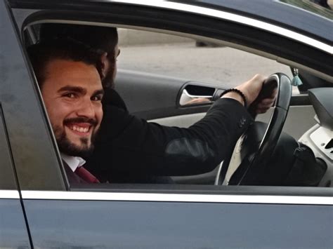 Само в Гъзето Сашо от Езиковата блесна с пура и шампанско после мама го скастри и