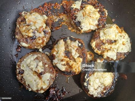 달라붙지 않는 팬에 절인 양파와 골파 체다 치즈를 곁들인 촉매 양파 쇠고기 버거 갈색에 대한 스톡 사진 및 기타 이미지 갈색 건강한 식생활 구운 식품 Istock