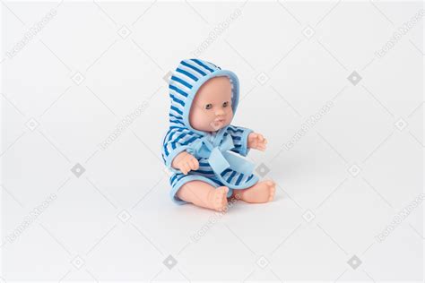 평범한 흰색 배경에 고립 된 귀여운 아기 인형 앉아 사진