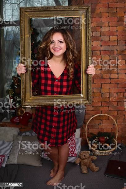 창의 배경과 크리스마스 트리와 붉은 벽돌의 벽에 액자와 셔츠에 아름 다운 젊은 웃는 여자의 초상화 가문비나무에 대한 스톡 사진 및 기타 이미지 Istock