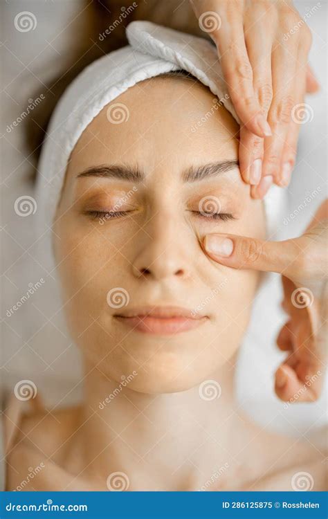 Esteticista Hace Un Masaje Facial Para Una Mujer Imagen De Archivo Imagen De Masaje Adulto