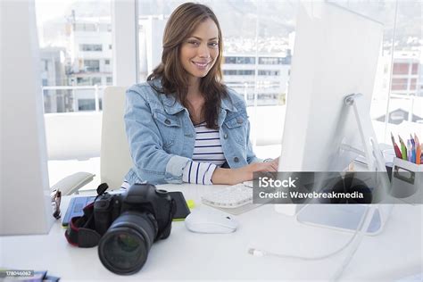 미소 포토서제스트 편집가 컴퓨터로 작업하는 30 39세에 대한 스톡 사진 및 기타 이미지 30 39세 데스크탑 컴퓨터 디지털 카메라 Istock