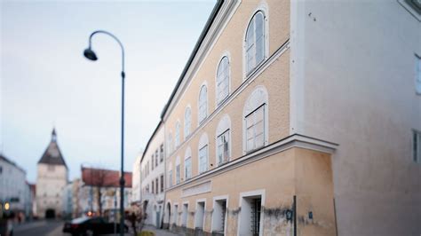 Германци посетили родното място на Хитлер са обвинени в нарушаване на Закона за нацистка