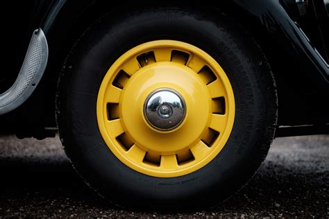 무료 이미지 차량 살 노랑 가장자리 차바퀴 뚜껑 합금 바퀴 자동차 부품 자동차 외장 소형차 자동차 디자인 자동차 타이어 공식 1 타이어 타이어 관리
