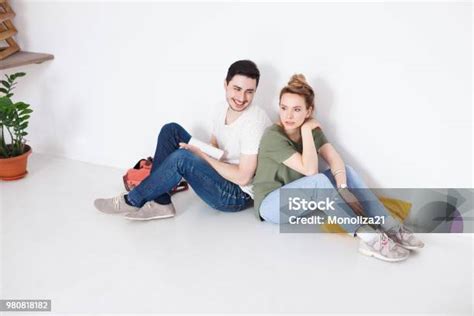 행복 한 유럽 젊은 남녀 학생 들은 바닥에 앉아 하얀 벽 배경 고립 로맨틱 귀여운 커플은 함께 공부 시간을 보내고 있습니다 교육 개념 개념에 대한 스톡 사진 및 기타 이미지