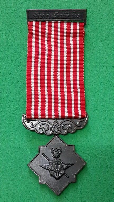 พระเกจิอาจารย์ พระเก่าทั่วไป เหรียญพิทักษ์เสรีชน พร้อมแพรแถบเดิมๆ ไม่ผ่านการใช้