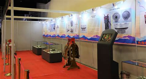 Үнэт металл үнэт чулуугаар хийсэн эдлэлийн арилжаа эрхлэгчдийн бүтээлүүдийг олон нийтэд дэлгэлээ