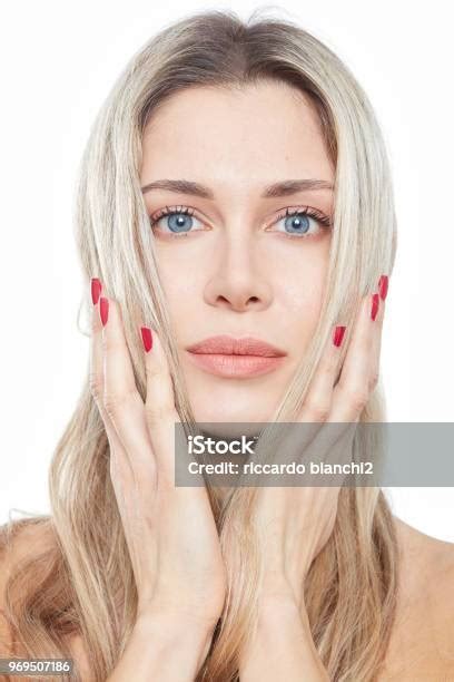 자연 스러운 메이크업과 금발 여자 파란 눈과 붉은 매니큐어와 귀에 손을 건강한 생활방식에 대한 스톡 사진 및 기타 이미지