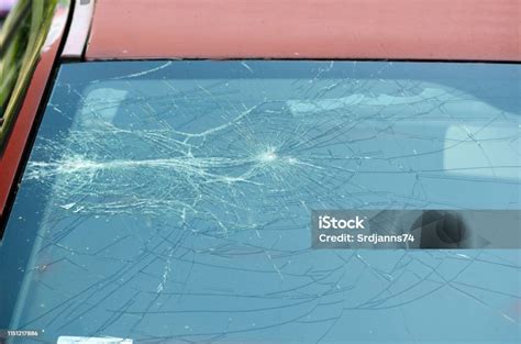 깨진 및 손상 된 전면 빨간 자동차 윈드 실드 치명적인 결과 가까이 충돌 사고에서 유리 창 균열 바람막이 창에 대한 스톡 사진 및 기타 이미지 Istock