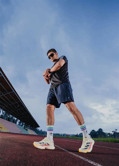 Atlet Di Lintasan Mengenakan Sepatu Kets Adidas · Foto Stok Gratis