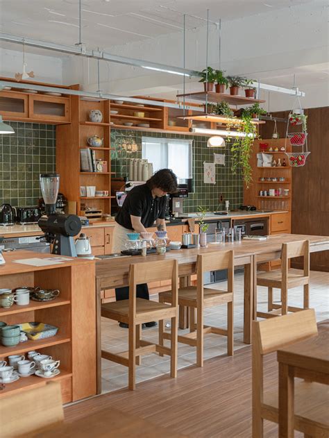 픽철 카페 그리고 여행 ☕️ 푸른 빛이 스며드는 연희동 산장 감성 카페 ‘우드코티지 맛있는 커피와 디저트로 많은 사랑을 받는 군자동 ‘연필 사장님이 준비한