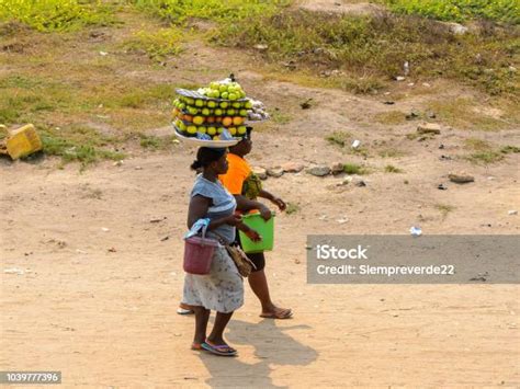 정체 불명된가 나 여성 상품으로 Elmina에 거리에 도보 가 나의 사람들은 나쁜 경제 때문에 가난의 고통을 가나에 대한 스톡 사진 및 기타 이미지 Istock