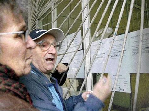 Пенсионерите на протест заради скъпите карти