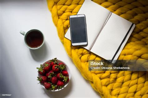 노란색 담요 배경에 홈 오피스에서 스마트 폰 차 한 잔과 딸기가있는 빈 오픈 메모장 0명에 대한 스톡 사진 및 기타 이미지 0명 개체 그룹 공부 Istock