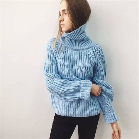 Мы в восторге от голубого оттенка 💙 Свитер с горлом отличная альтернатива шарфу 🙌 📷 На фото