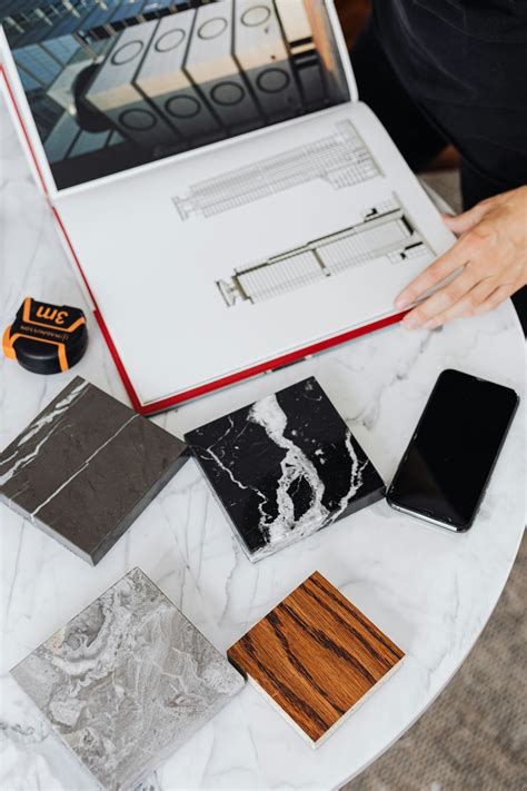 건축 건축책 계획하는 관찰 기술 기업 노트북 대리석 테이블 도구 디자인 디자인 과정 디지털 도구 문신 비즈니스 미팅 사무실 샘플 손 업무 공간
