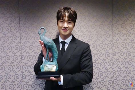 공명 춘사영화제서 신인 남우상 수상 비즈엔터