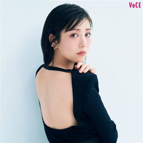 【浜辺美波】大胆な肌見せコーデに挑戦！【cover Beauty】｜美容メディアvoce（ヴォーチェ）