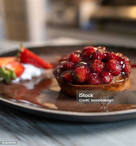 크림과 과일을 곁들인 이탈리아 디저트 접시 0명에 대한 스톡 사진 및 기타 이미지 0명 거품 내기 건강한 식생활 Istock