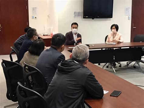 郭偉强 昨天立法會前和後，與「政府紀律部隊人員總工會」，以及「紀律部隊評議會」代表會面交流。