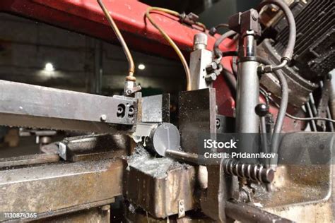 공장에서 전기 톱으로 금속을 절단 하는 과정 전기 톱 컷 라운드 금속 0명에 대한 스톡 사진 및 기타 이미지 0명 Cnc 장치 강철 Istock