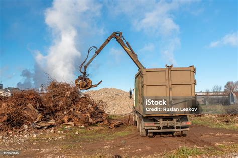 그래플 트럭이 재활용을 위해 산업용 금속 스크랩을 적재합니다 하늘에 대한 유압 자기 게가있는 조작자 산업 폐기물의 크레인 쓰레기 트럭 적재 0명에 대한 스톡 사진 및 기타