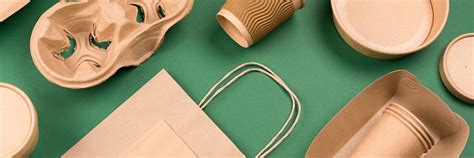 친환경 식기와 배너 녹색 배경에 크래프트 종이 기구 종이 컵과 용기 길거리 식품 용지 포장 재활용 가능한 종이 제로 폐기물 포장