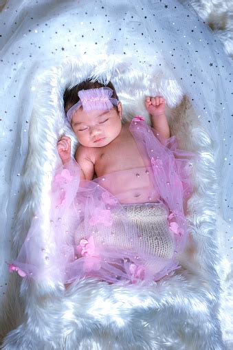 신생아 자고 갓 태어난 아기는 침대에서 잔다 침대에서 신생아 아기의 사랑스러운 잠 귀여운 쌍둥이 아기 소녀가 집에서 총을 쏘고 있다 아기와 가족의 패션 이미지 1개월에 대한