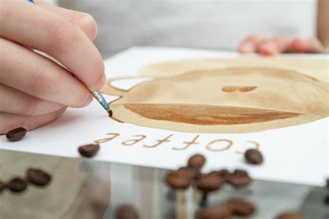 커피 드로잉 여자는 페인트 대신 커피를 사용하여 커피 컵을 그립니다 갈색에 대한 스톡 사진 및 기타 이미지 갈색 국제 관광명소 그리기 Istock