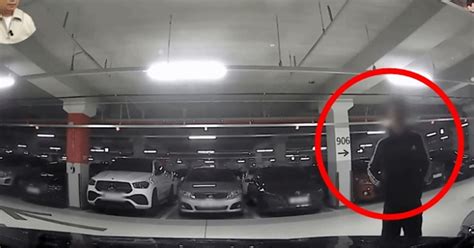 주차 칸에 놓인 짐 치우고 주차했더니차 앞 유리에 퉤