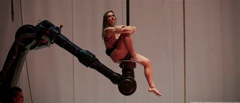 Ópera com sexo no palco sangue e piercing ao vivo faz público passar mal na Alemanha Mundo G