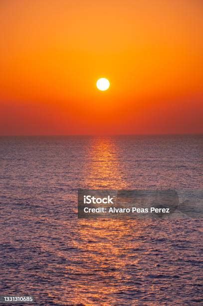 파도와 맑은 하늘바다 풍경의 일몰 해변에서 일몰 빨간색과 주황색 톤과 푸른 바다 금색에 대한 스톡 사진 및 기타 이미지 금색