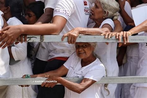 සාර අද නම් නුවරට හොදටම වහිනවා මෙච්චර දවසක් වැස්සෙ නෑ මිනිස්සු ශ්‍රද්ධාවෙන් පිරිහුනා කුඩ