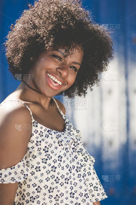 爆炸头 自然美 女人 蓝色背景 垂直画幅 休闲活动 非裔美国人 女强人 仅成年人 现代