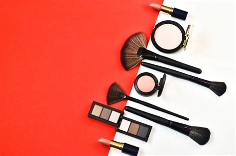 레드 화이트 배경에 전문 화장품과 메이크업 브러쉬 뷰티 컨셉 뷰티 산업 평평한 평지 복사 공간 개념에 대한 스톡 사진 및 기타 이미지 Istock