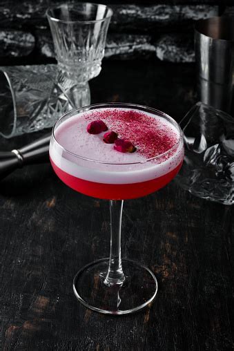 장미와 럼 칵테일 알코올입니다 에 검은 나무 배경 무료 사본 공간입니다 최고의 볼 수 있습니다 라즈베리에 대한 스톡 사진 및