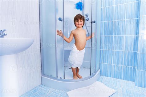 Niño Feliz En La Ducha Del Hotel 959632 Foto De Stock En Vecteezy