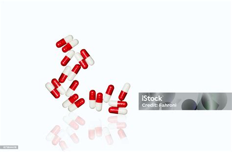 레드 화이트 항생제 캡슐 약 복사 공간 및 클리핑 패스와 흰색 배경에 고립 약물 저항 합리적인 개념 항생제 약물 사용 0명에 대한 스톡 사진 및 기타 이미지 Istock