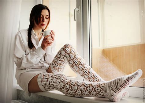 С чем носить белые колготки 2023 (75 фото)