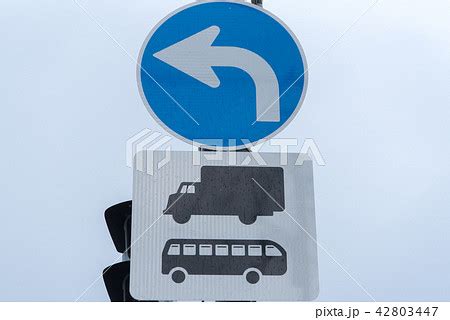 指定方向外進入禁止 トラック バス 道路交通標識の写真素材 42803447 PIXTA