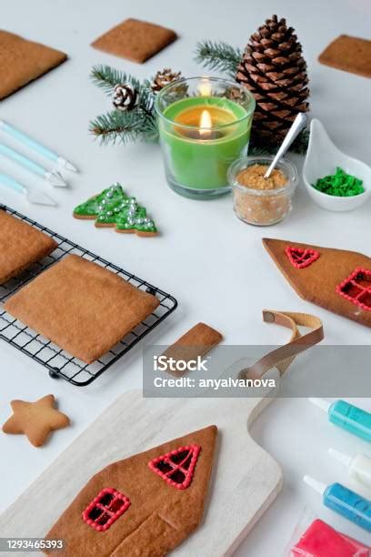 진저 브레드 하우스의 만들기 흰색 배경에 배치 구운 세부 사항 크리스마스 축제 배경 등각 투영 0명에 대한 스톡 사진 및 기타 이미지 Istock