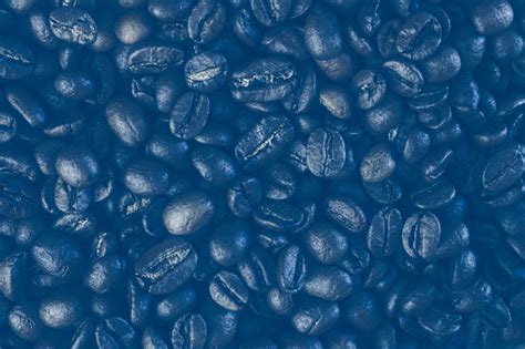 구운 커피 콩 배경입니다 유기농 커피 클래식 블루 컬러 올해의 추세 닫는다 0명에 대한 스톡 사진 및 기타 이미지 0명 가득 찬 개념 Istock