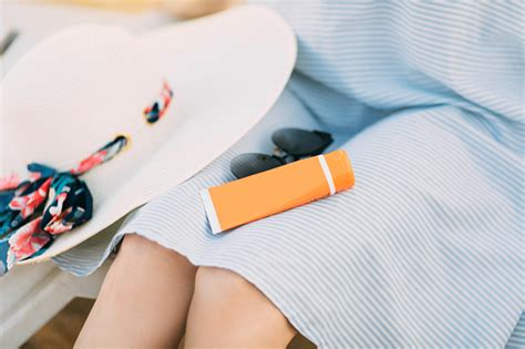 바다의 배경에 자외선 차단제를 가진 여성의 손 여름 방학 바다 바다에 대한 스톡 사진 및 기타 이미지 바다 병 보살핌 Istock