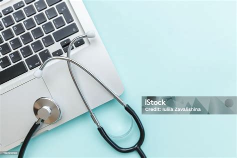 청진 기 키보드 노트북 컴퓨터 파란색 배경에 고립입니다 현대 의료 정보 기술 및 Sofware 진보 개념 컴퓨터 및 가젯 진단