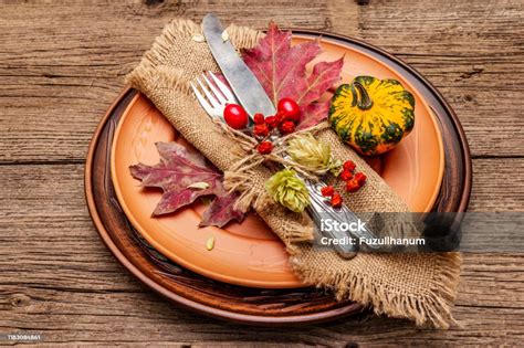 가을과 추수 감사절 저녁 식사 장소 설정입니다 야채와 열매 화려한 잎 홉 세라믹 플레이트 포크와 칼의 수확 가을 칼 나무 배경 0명에 대한 스톡 사진 및 기타 이미지