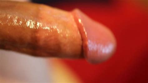 Смазанный маслом член гладят пока он не кончит Pornhub Gay