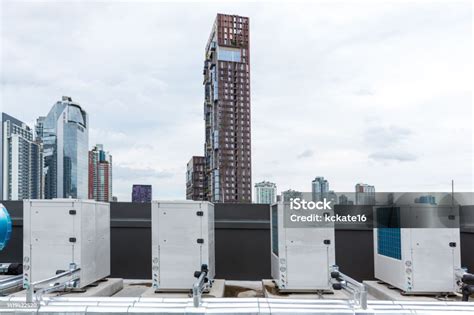 옥상 건물에 설치된 에어컨 압축기 산업용 에어컨 장치 지붕에 산업용 에어컨 및 환기 시스템 데이터 센터 건물의 냉각탑 건축물에 대한 스톡 사진 및 기타 이미지 Istock