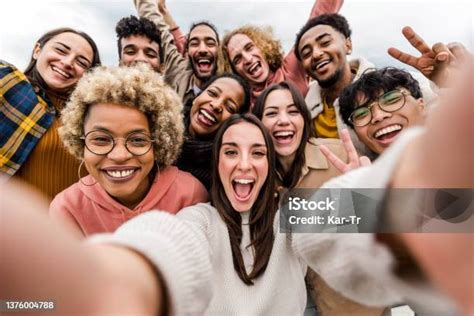 카메라에 미소 큰 그룹 셀카 샷을 복용 다인종 친구 야외에서 서 있는 젊은 이들을 웃고 재미 쾌활한 학생들은 학교 밖에서 초상화 인적 자원 개념 단체에 대한 스톡 사진 및