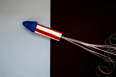 글 리터 불꽃 놀이는 파스텔과 검정색 단색 배경에 애국 붉은 흰색과 파란색 색상에 로켓 미국 테마 프로젝트 7 월 넷째 및 선거 일에 유용 합니다 0명에 대한 스톡 사진 및